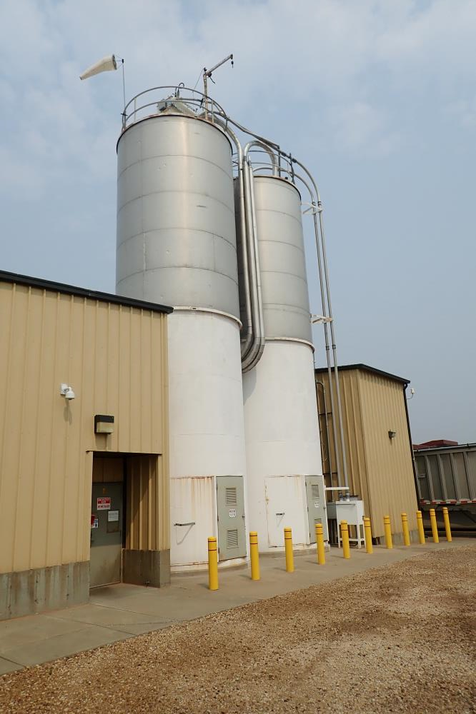 Vertical flour silos