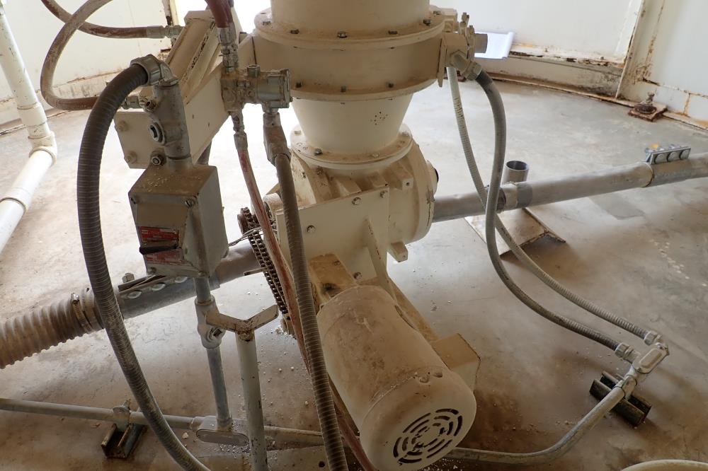 Vertical flour silos