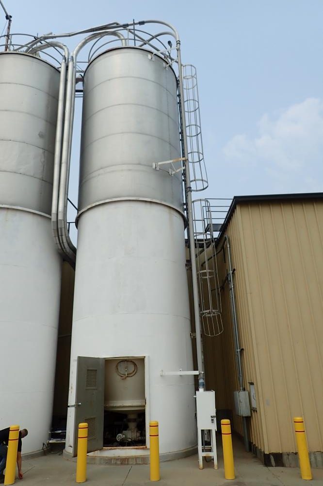 Vertical flour silos