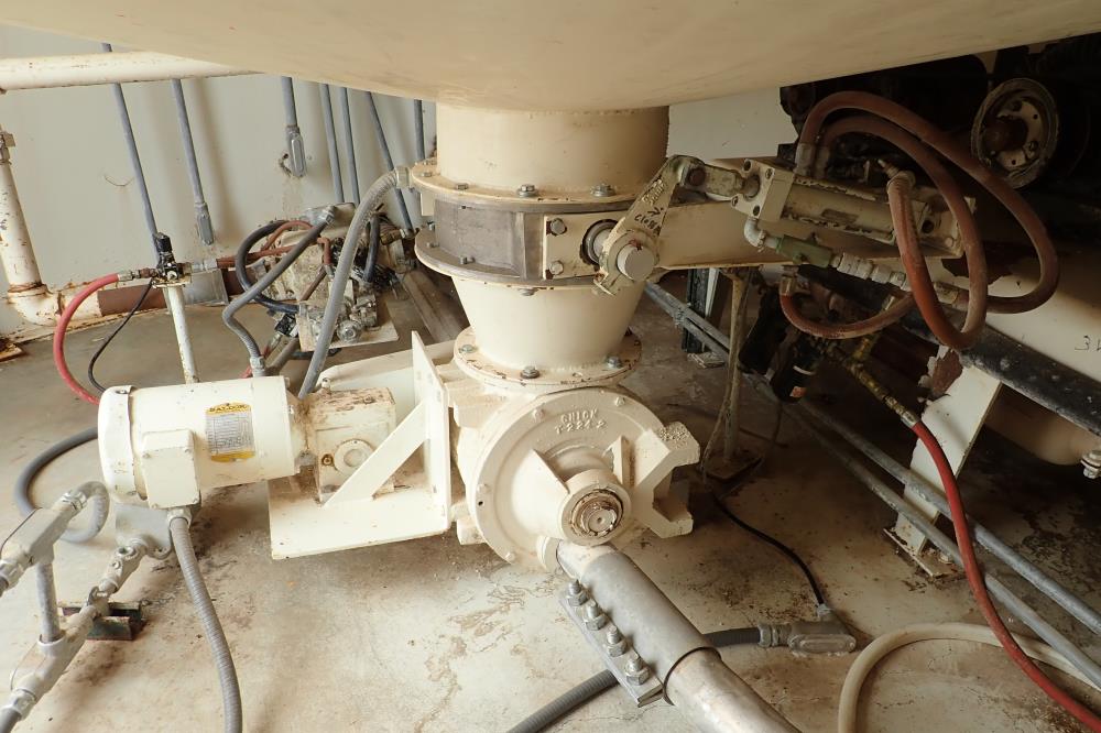 Vertical flour silos