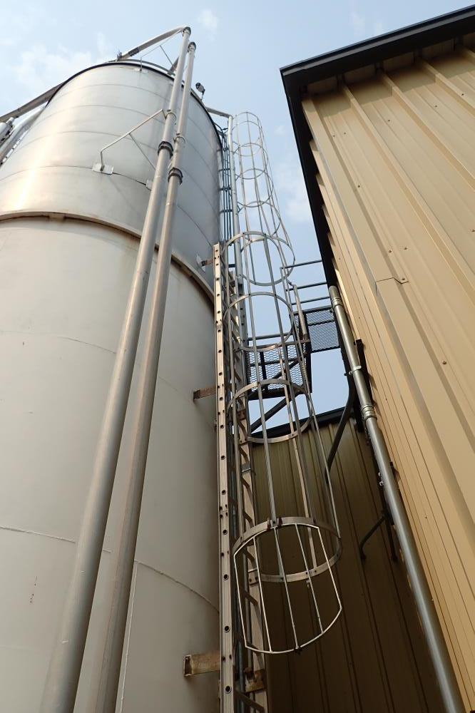 Vertical flour silos