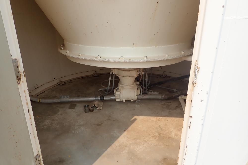 Vertical flour silos