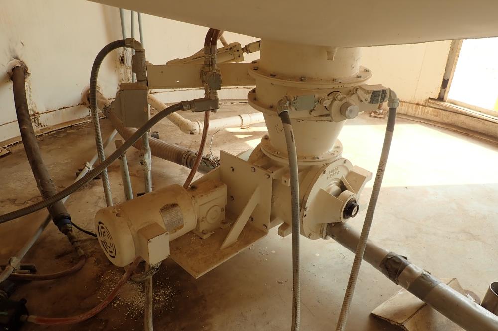 Vertical flour silos