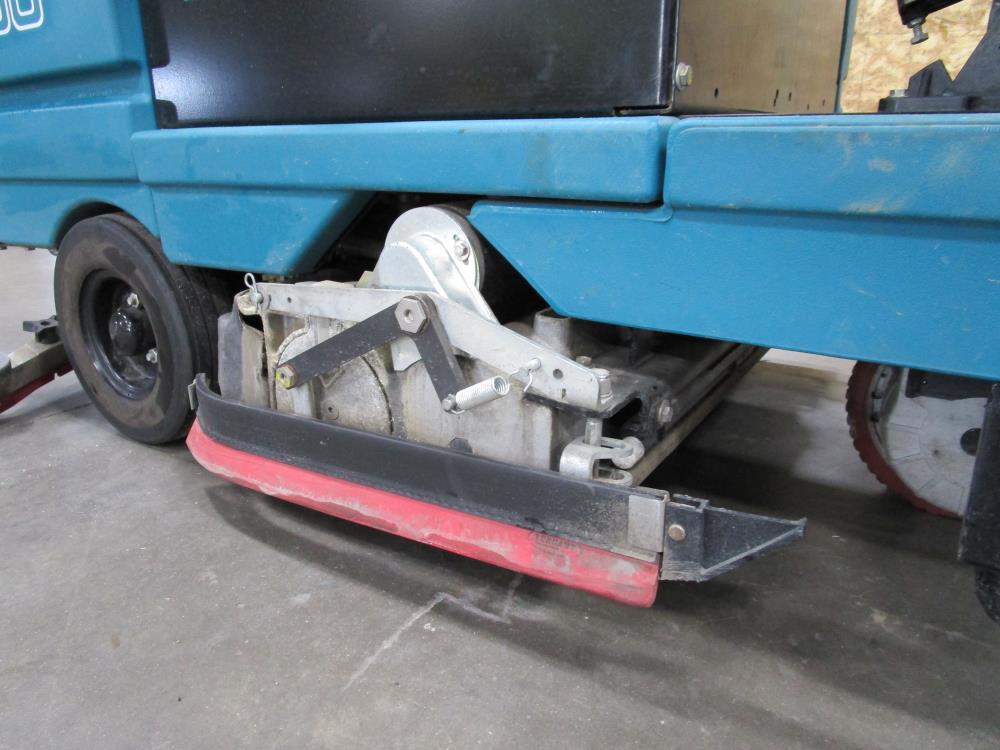 Tennant 7100 Cylindrical Rider Floor Scrubber