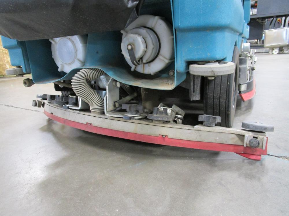 Tennant 7100 Cylindrical Rider Floor Scrubber