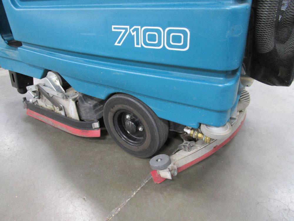 Tennant 7100 Cylindrical Rider Floor Scrubber