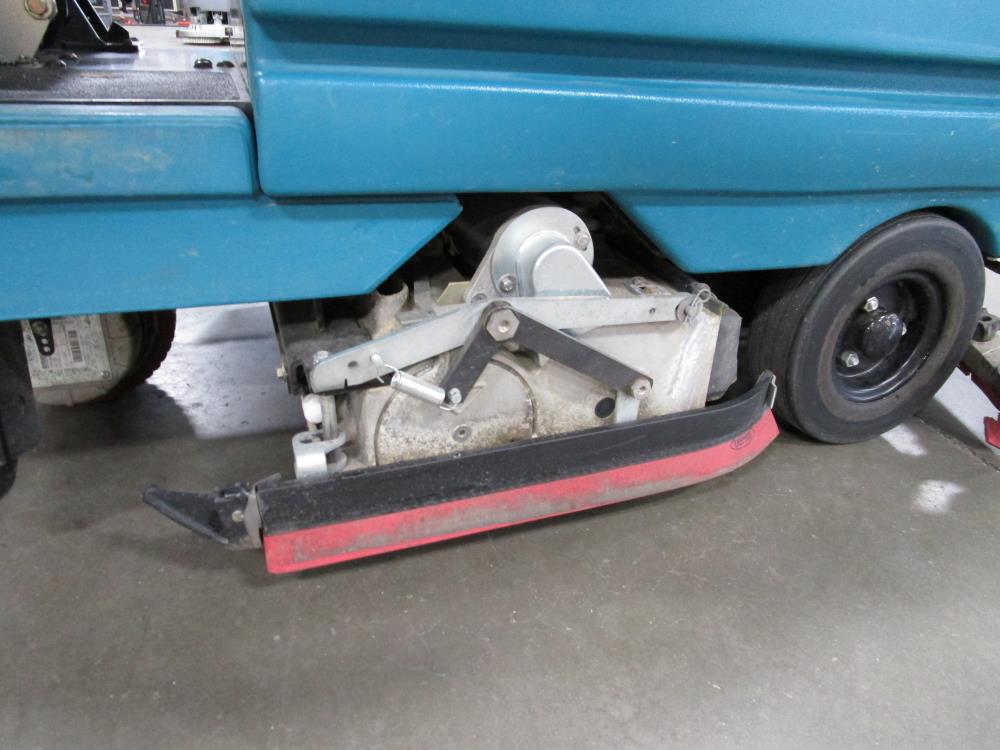 Tennant 7100 Cylindrical Rider Floor Scrubber