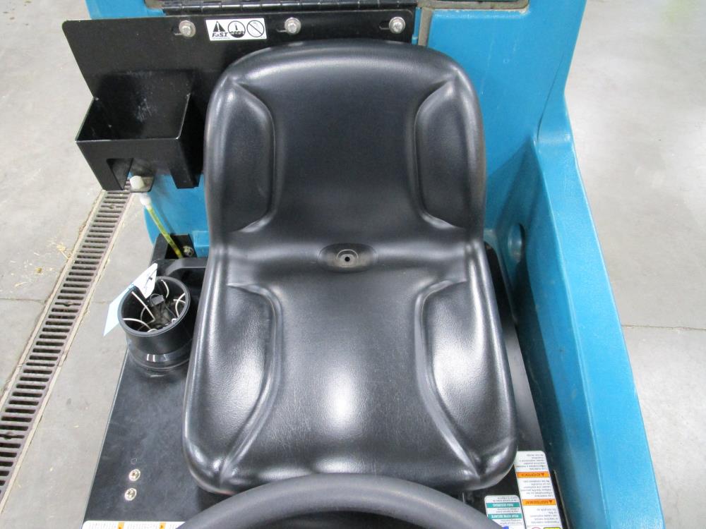 Tennant 7100 Cylindrical Rider Floor Scrubber