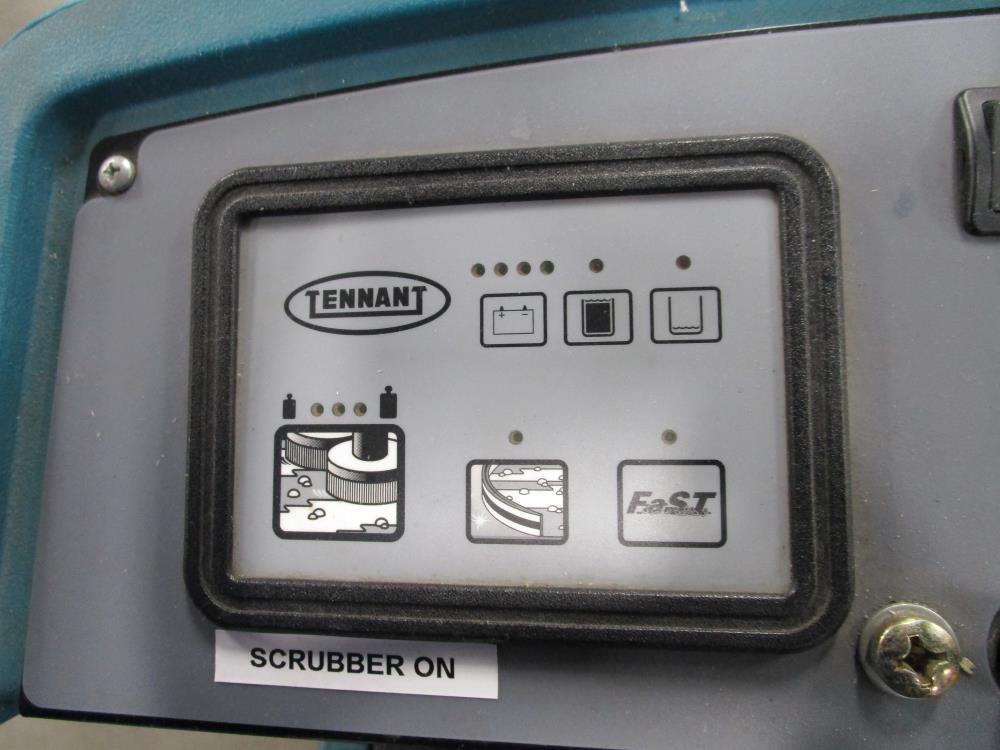 Tennant 7100 Cylindrical Rider Floor Scrubber