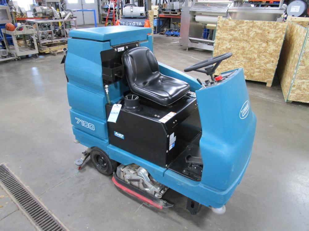 Tennant 7100 Cylindrical Rider Floor Scrubber