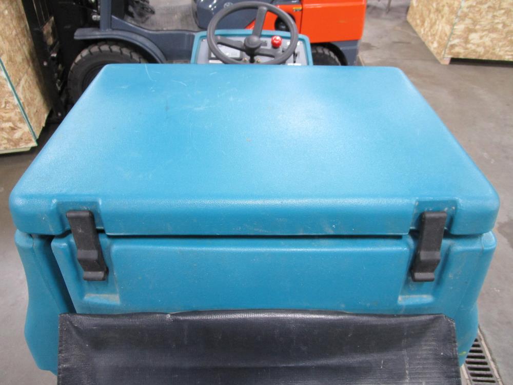 Tennant 7100 Cylindrical Rider Floor Scrubber