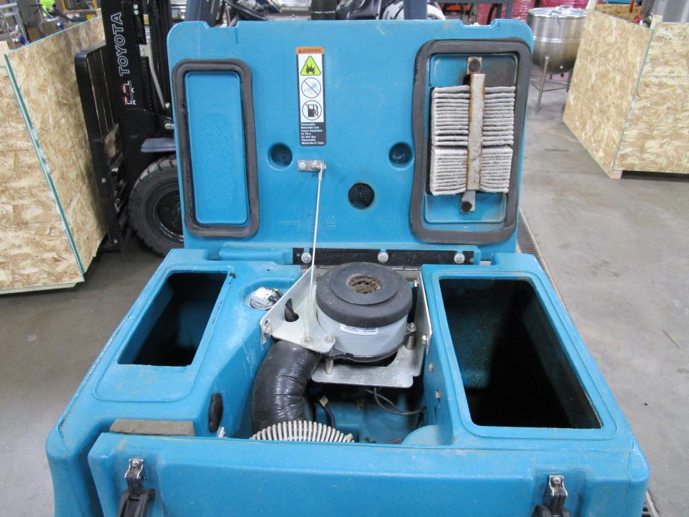 Tennant 7100 Cylindrical Rider Floor Scrubber