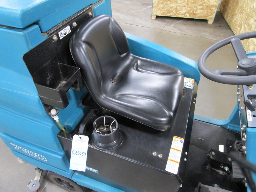 Tennant 7100 Cylindrical Rider Floor Scrubber