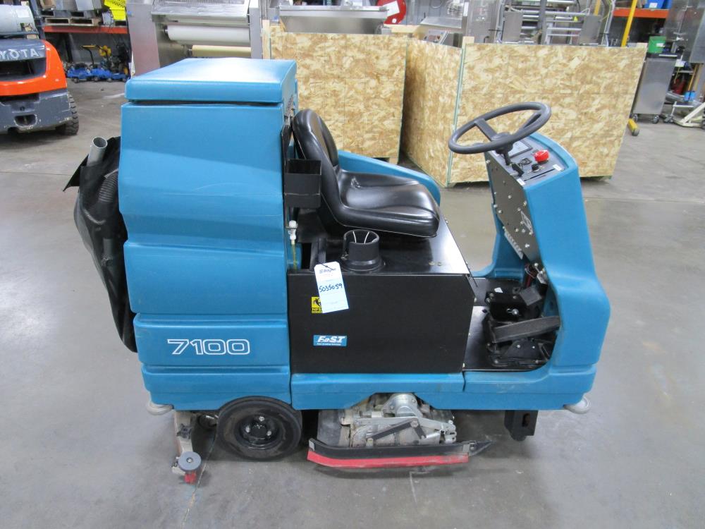 Tennant 7100 Cylindrical Rider Floor Scrubber