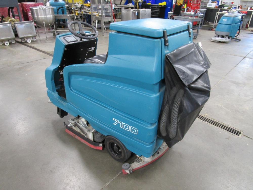 Tennant 7100 Cylindrical Rider Floor Scrubber