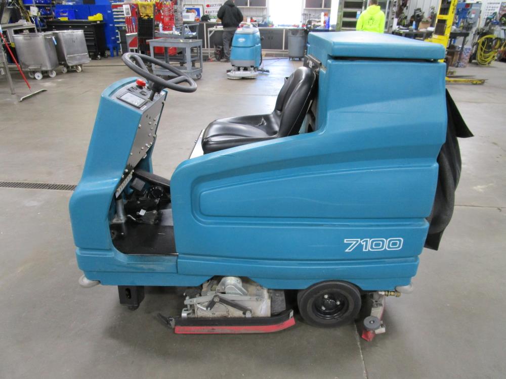 Tennant 7100 Cylindrical Rider Floor Scrubber