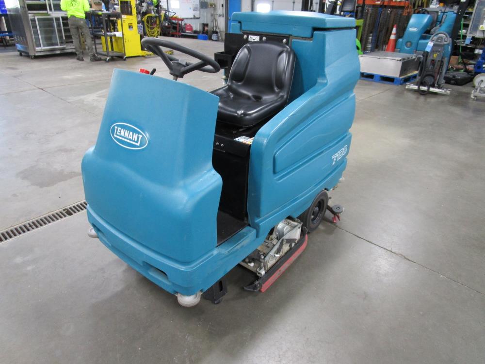 Tennant 7100 Cylindrical Rider Floor Scrubber
