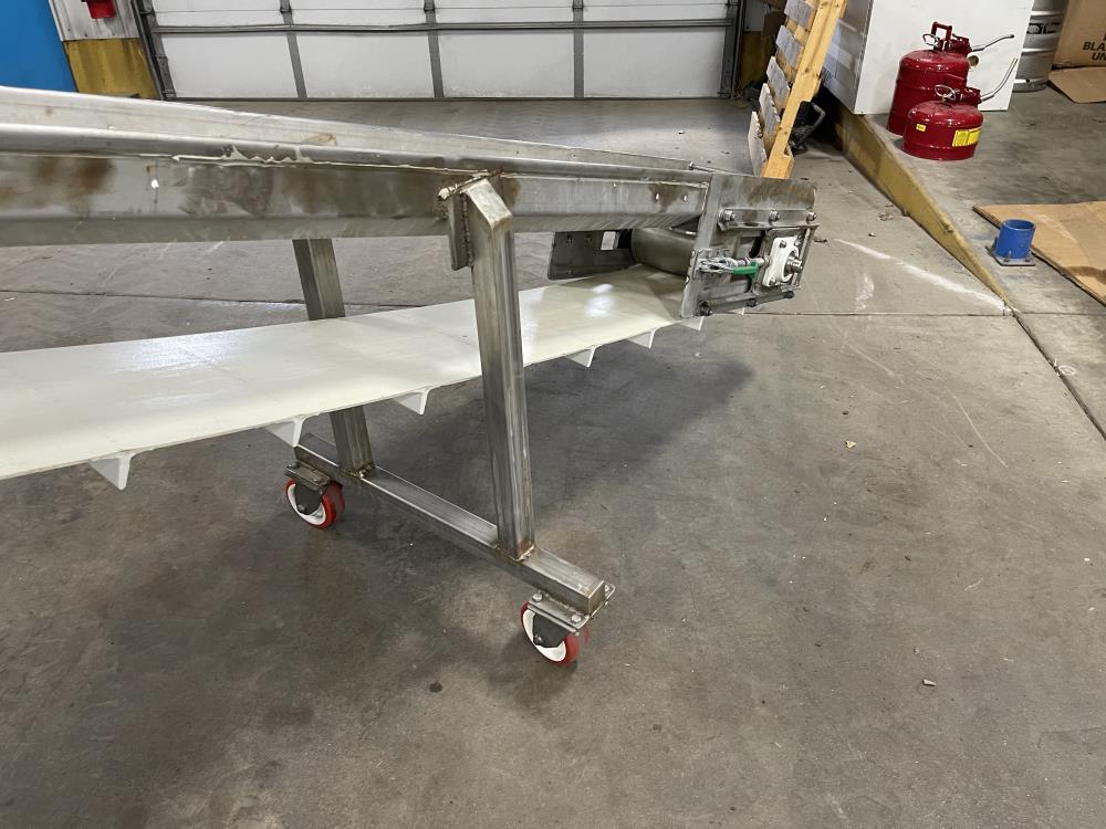 Incline cleated belt conveyor