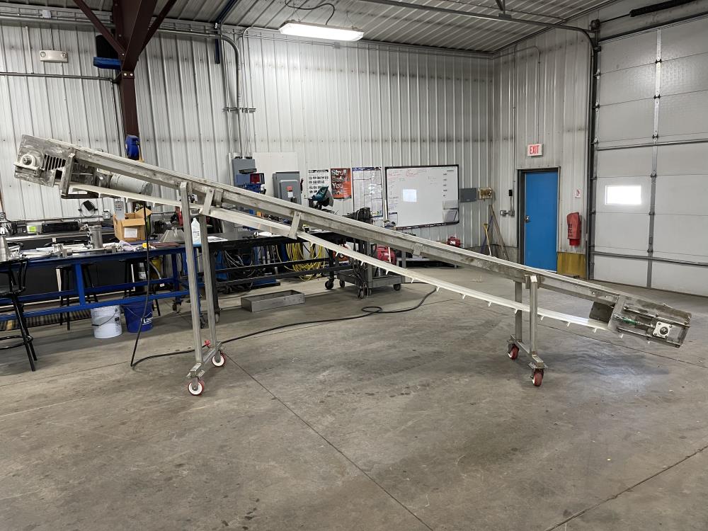 Incline cleated belt conveyor