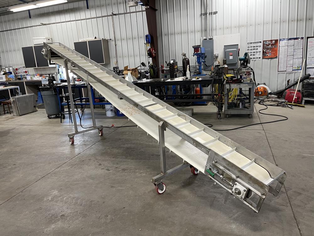 Incline cleated belt conveyor
