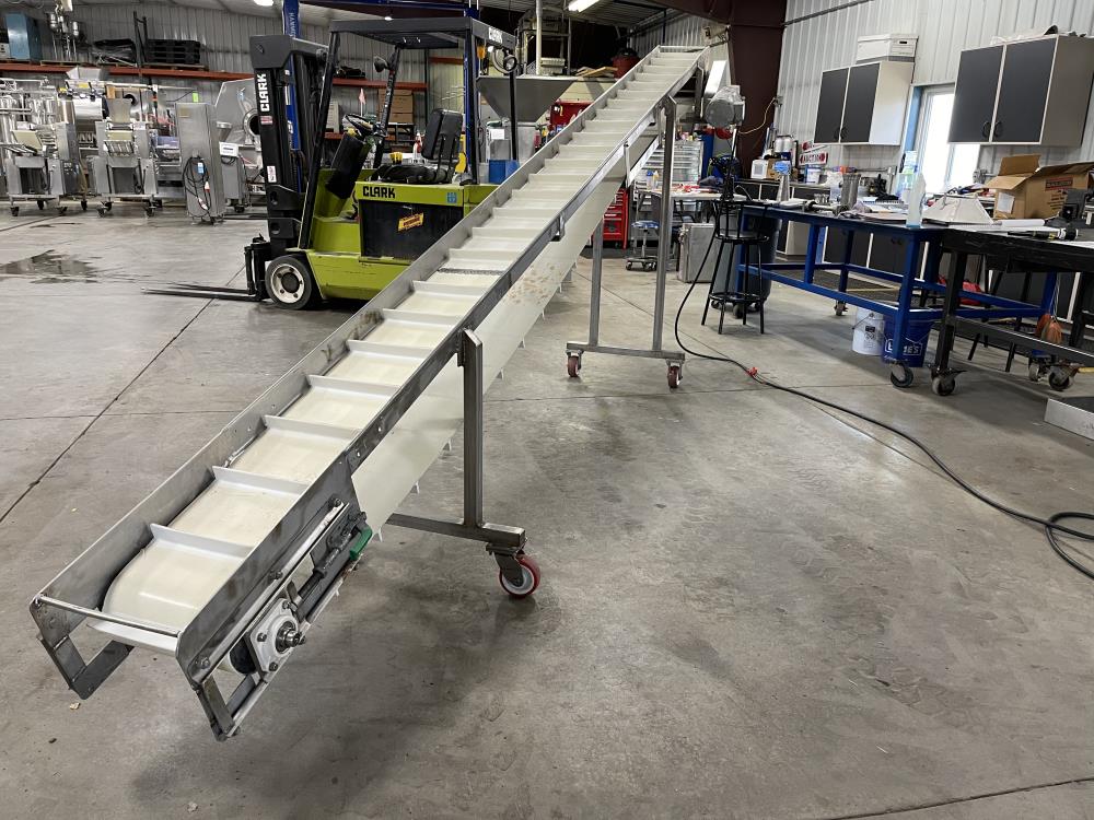 Incline cleated belt conveyor
