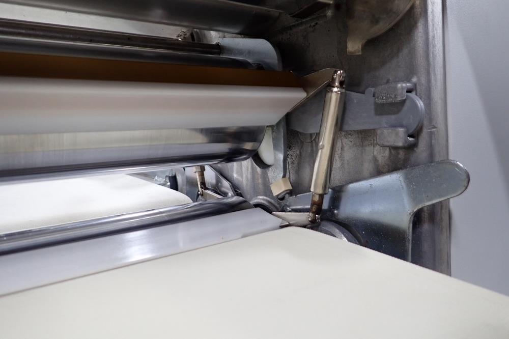 Rondo Seewer 24 in. Dough Sheeter, w/ flour duster and slitter