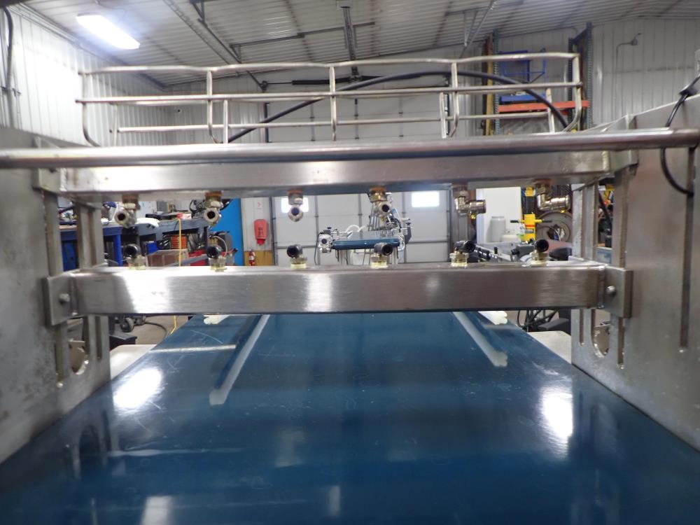 Belt Conveyor with Spray Bar